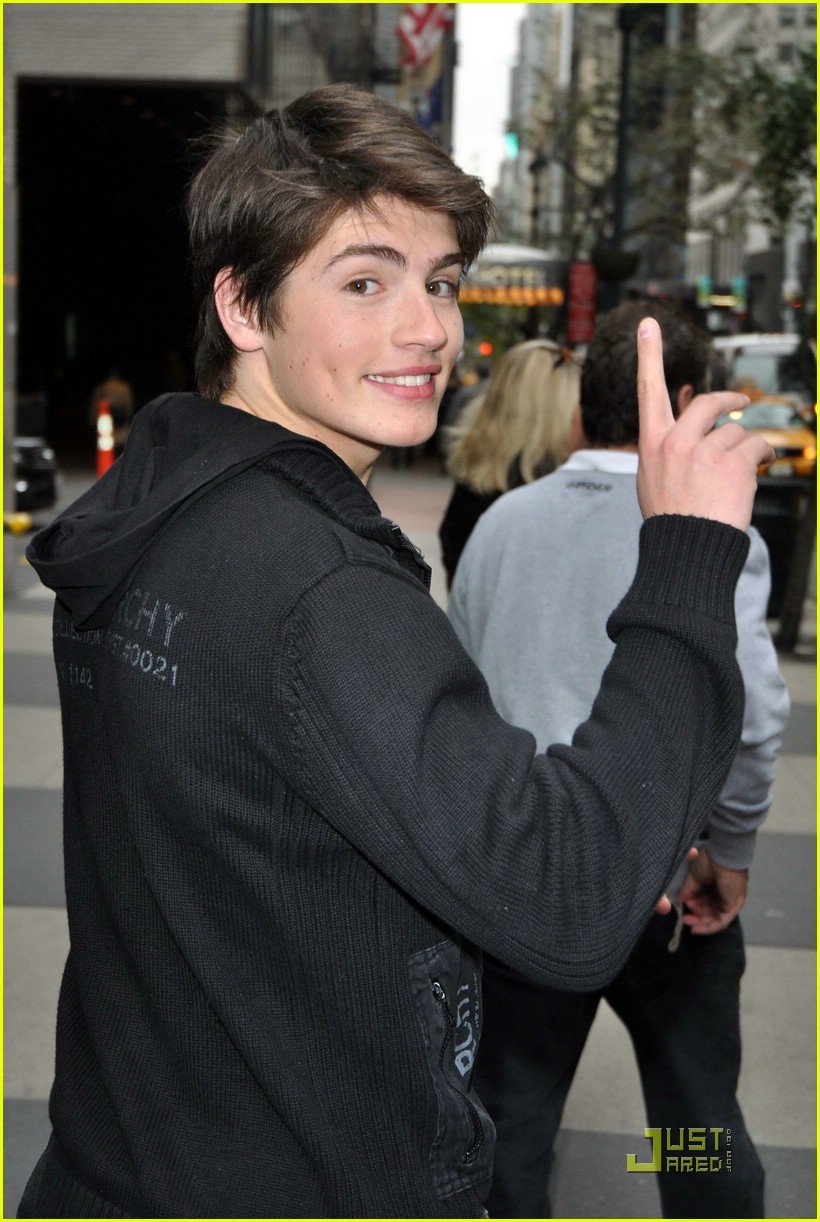 Gregg Sulkin: FOUR Days Until 'Avalon High' | Photo 393117 - Photo ...