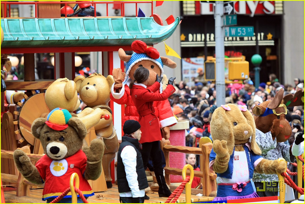 Full Sized Photo of victoria justice macys parade 13 | Victoria Justice ...