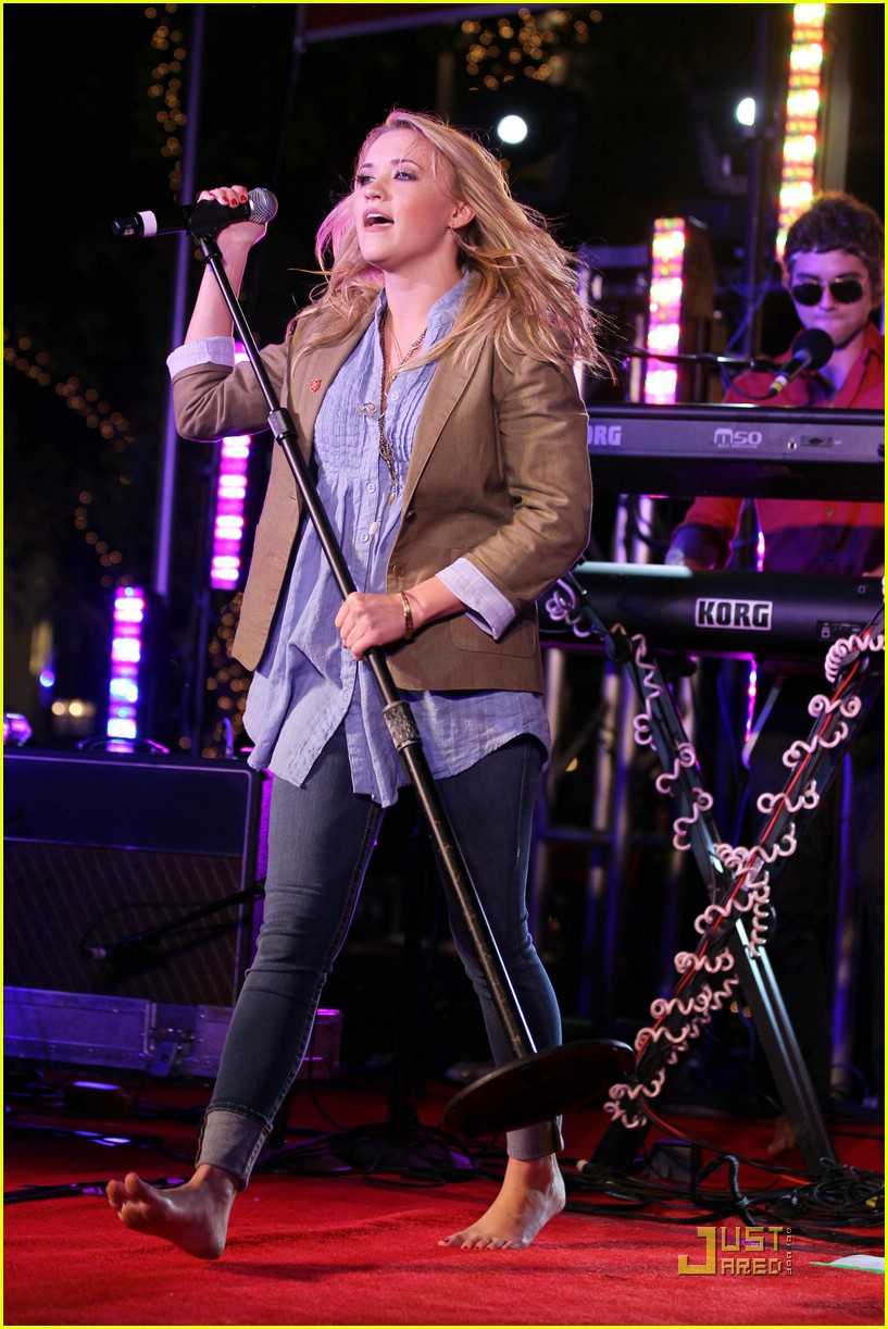 Emily Osment: Red Kettle Concert Cutie! | Photo 398037 - Photo Gallery ...