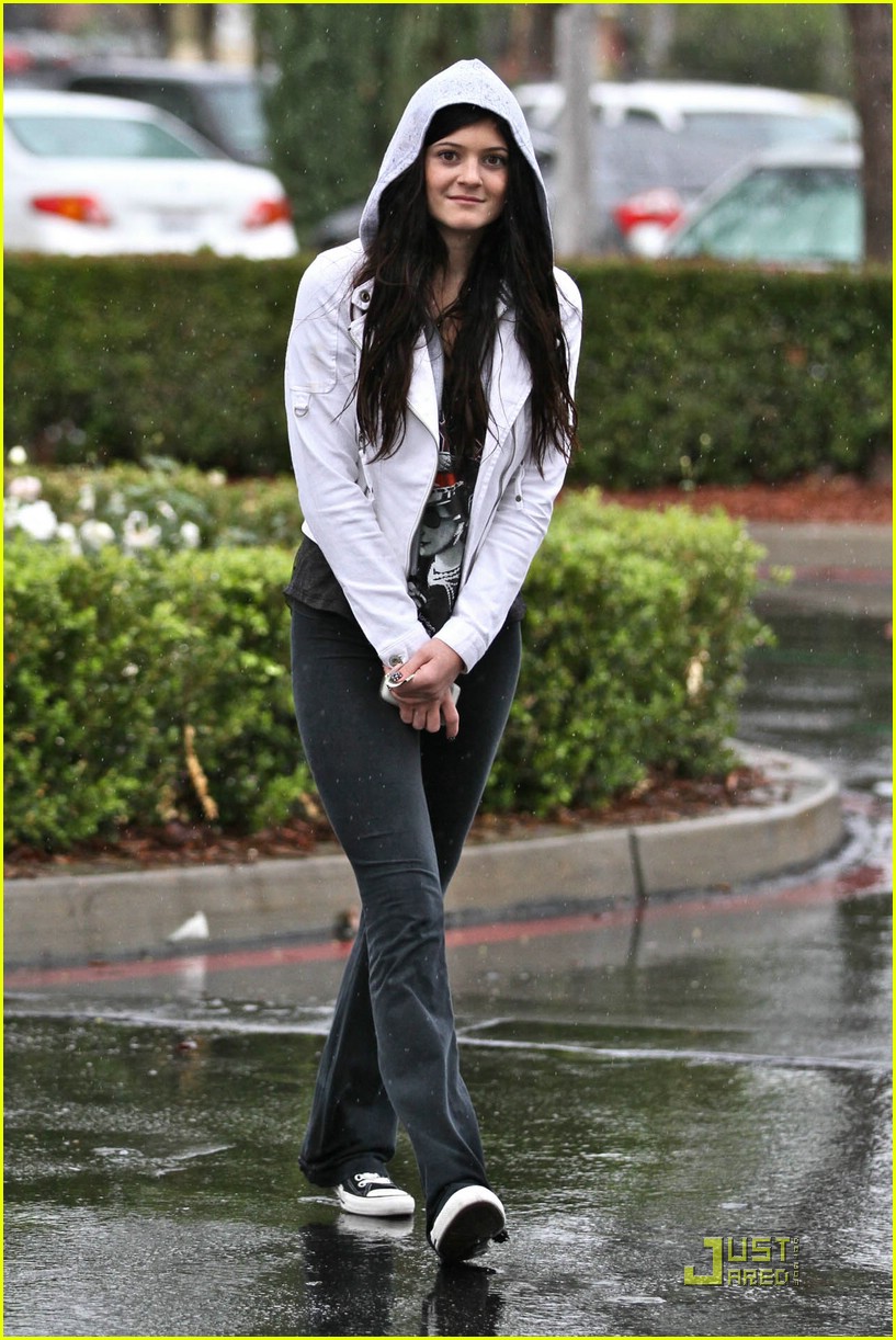 Kylie Jenner: Calabasas Christmas Shopper | Photo 398404 - Photo ...