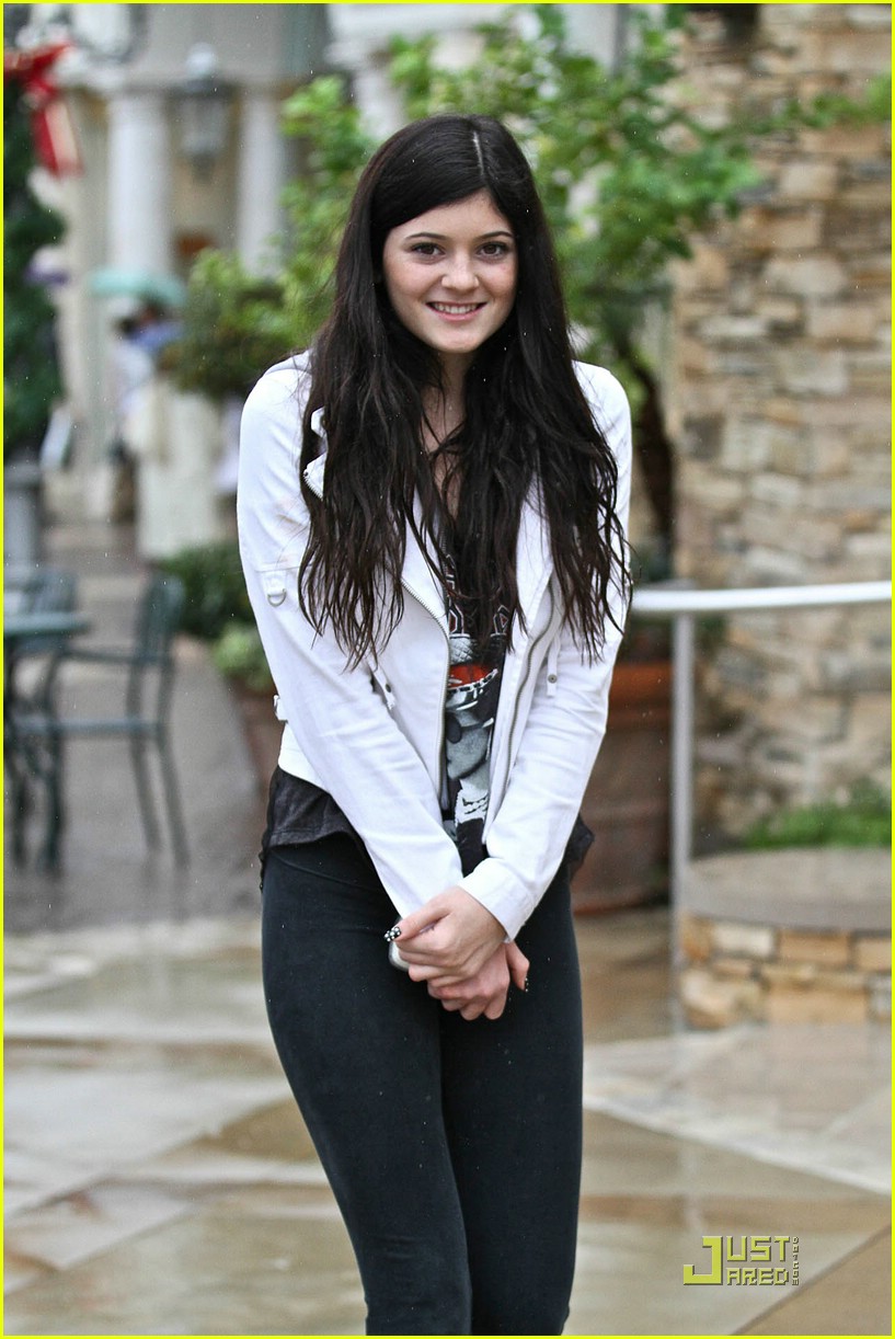 Kylie Jenner: Calabasas Christmas Shopper | Photo 398409 - Photo ...