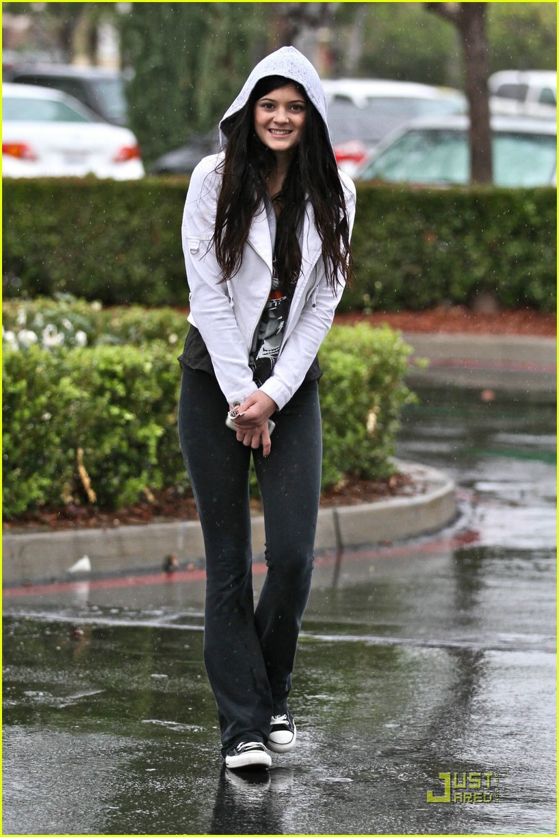 Kylie Jenner: Calabasas Christmas Shopper | Photo 398412 - Photo ...
