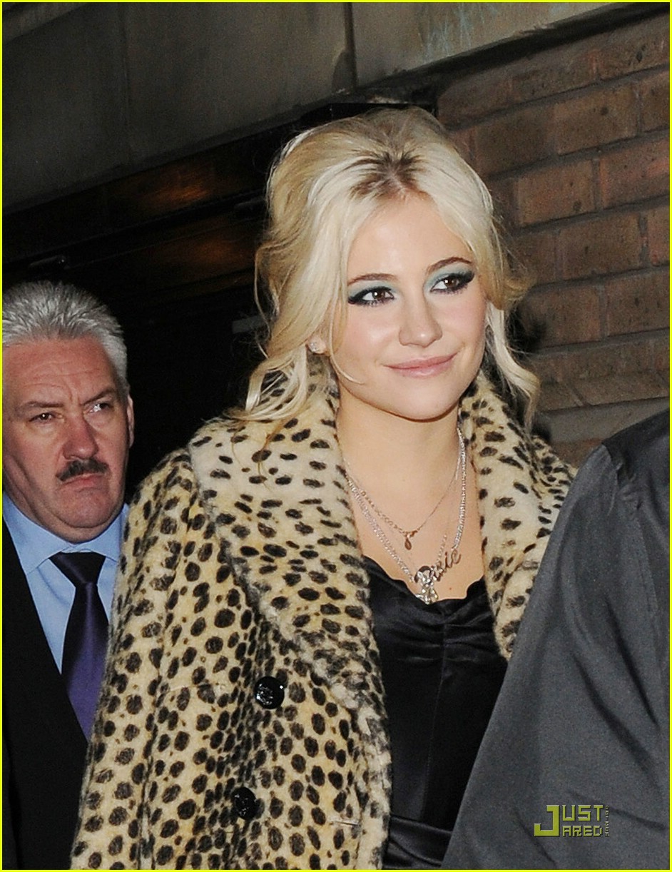 Pixie Lott: Fan Friendly at 'Fred' Premiere! | Photo 397923 - Photo ...