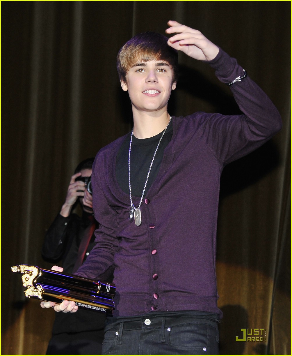 Justin Bieber: Paris Turns Purple! | Photo 405415 - Photo Gallery ...