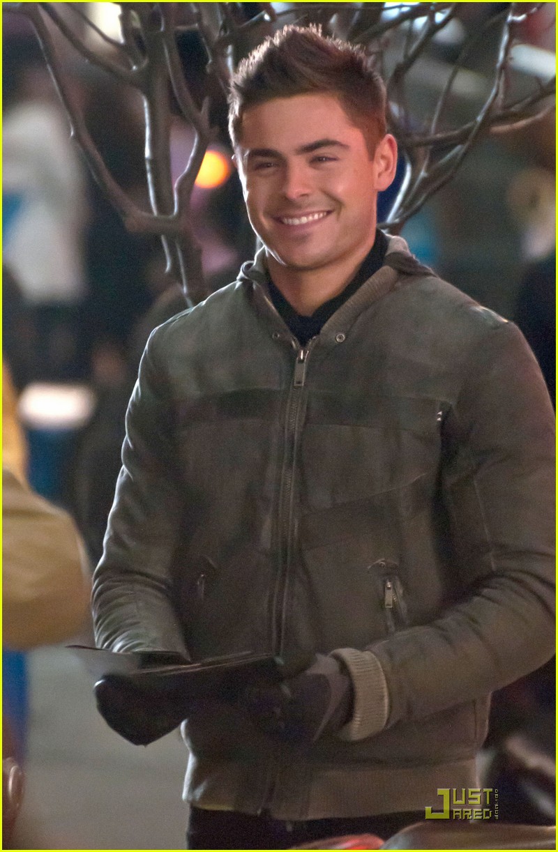 Zac Efron: Smiles & STK | Photo 406614 - Photo Gallery | Just Jared Jr.