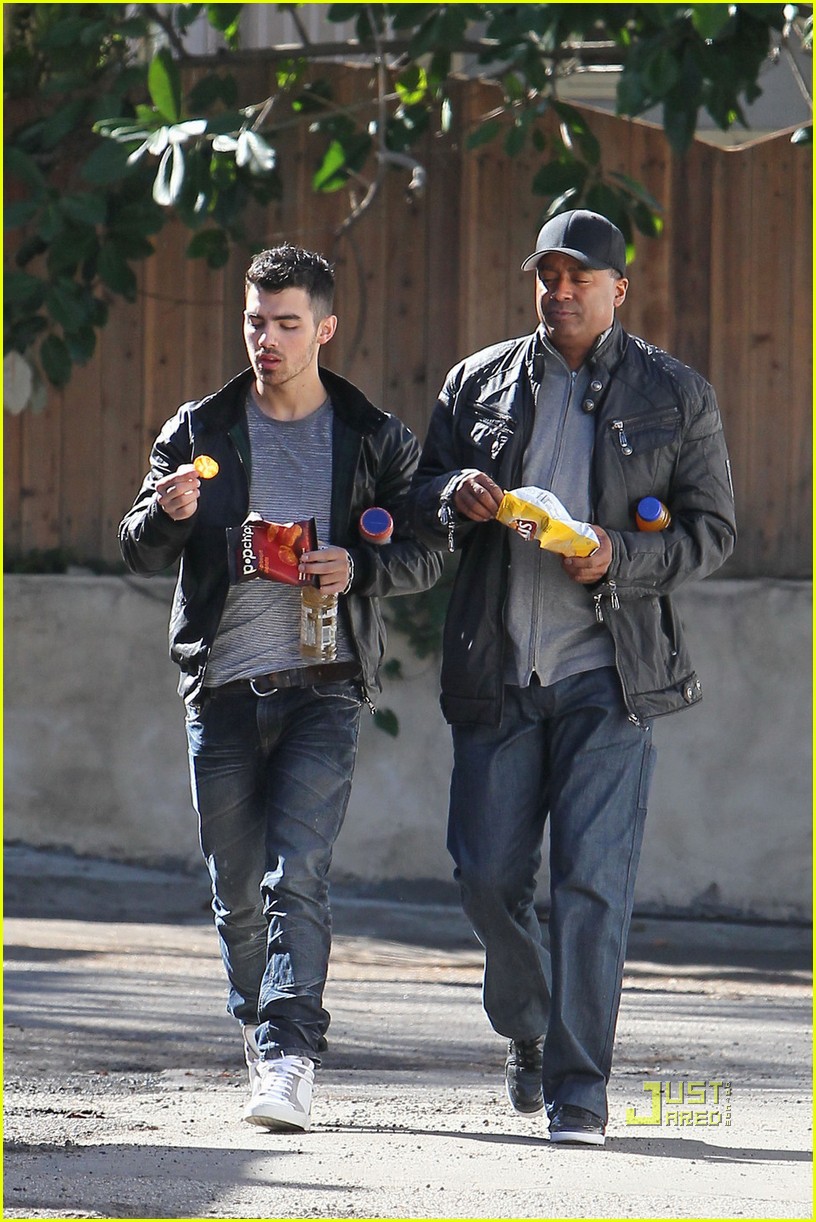 Joe Jonas & Johnny Wright: Convenience Store Stop | Photo 402941 ...