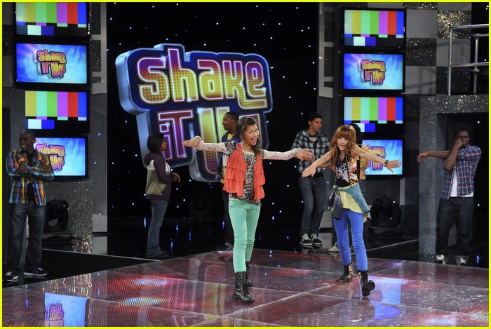 Bella Thorne & Caroline Sunshine: The Heat Is On | Photo 402746 - Photo ...