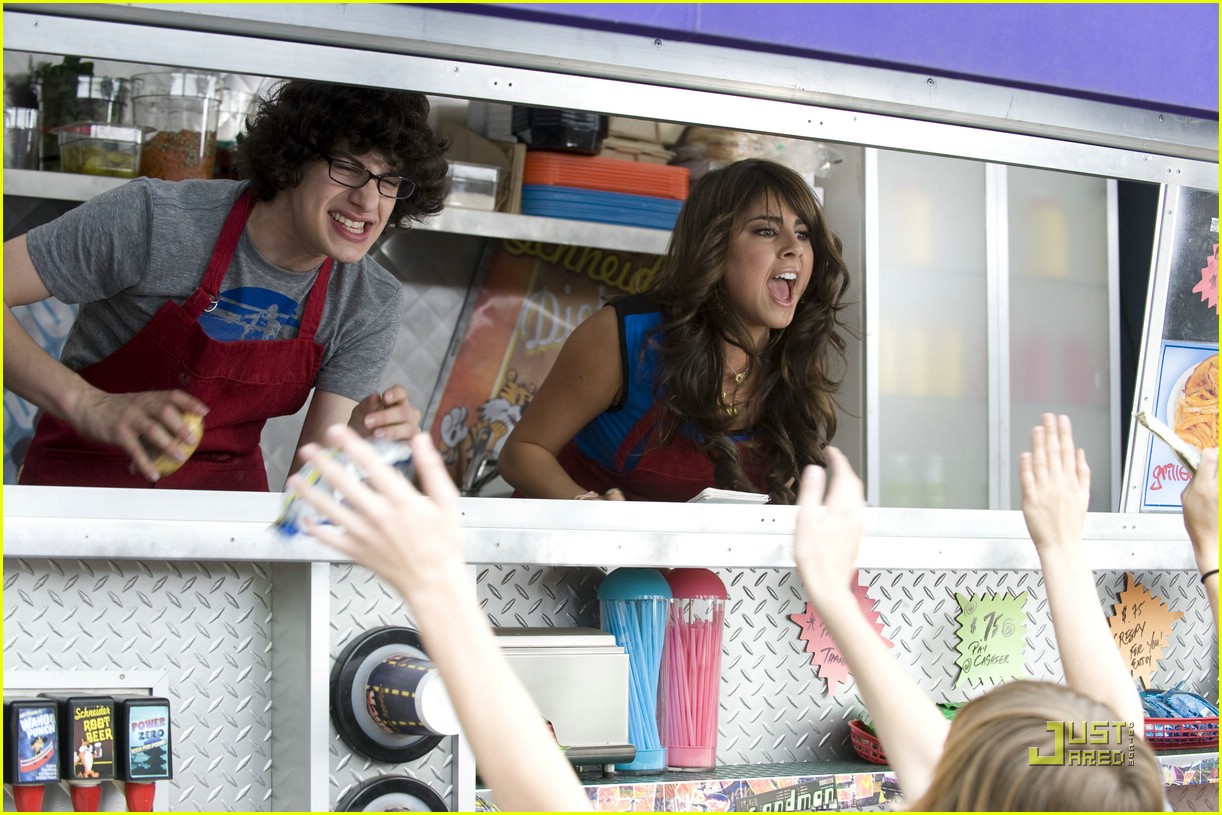 Victoria Justice & Elizabeth Gillies: Golfing Girls | Photo 403019 ...