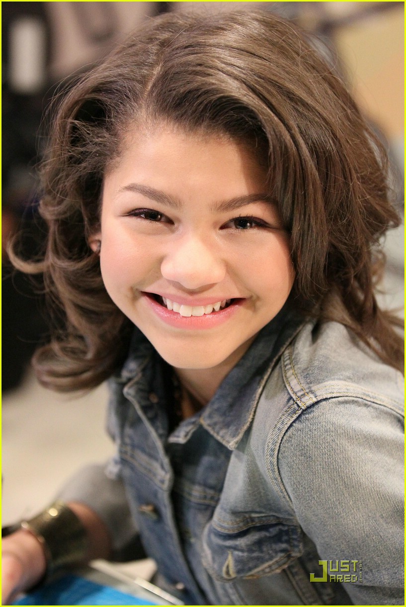 Zendaya & Bella Thorne 'Shake Up' Millions of Milkshakes | Photo 407112 ...