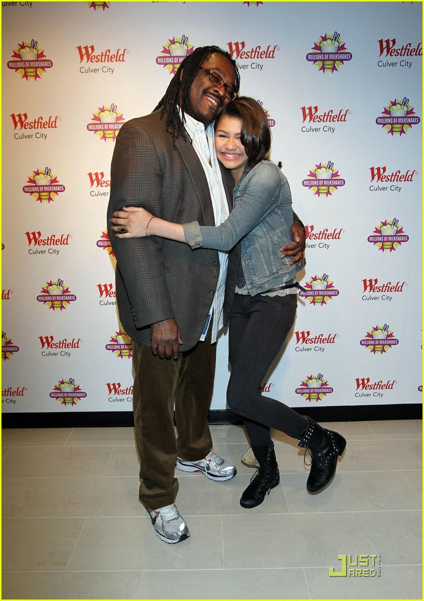 Zendaya & Bella Thorne 'Shake Up' Millions of Milkshakes | Photo 407123 ...