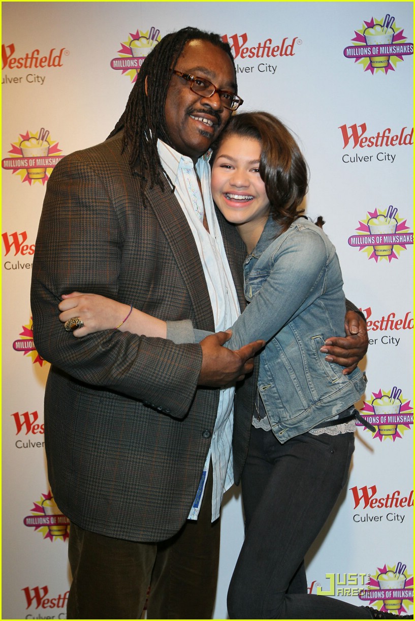 Zendaya & Bella Thorne 'Shake Up' Millions of Milkshakes | Photo 407136 ...