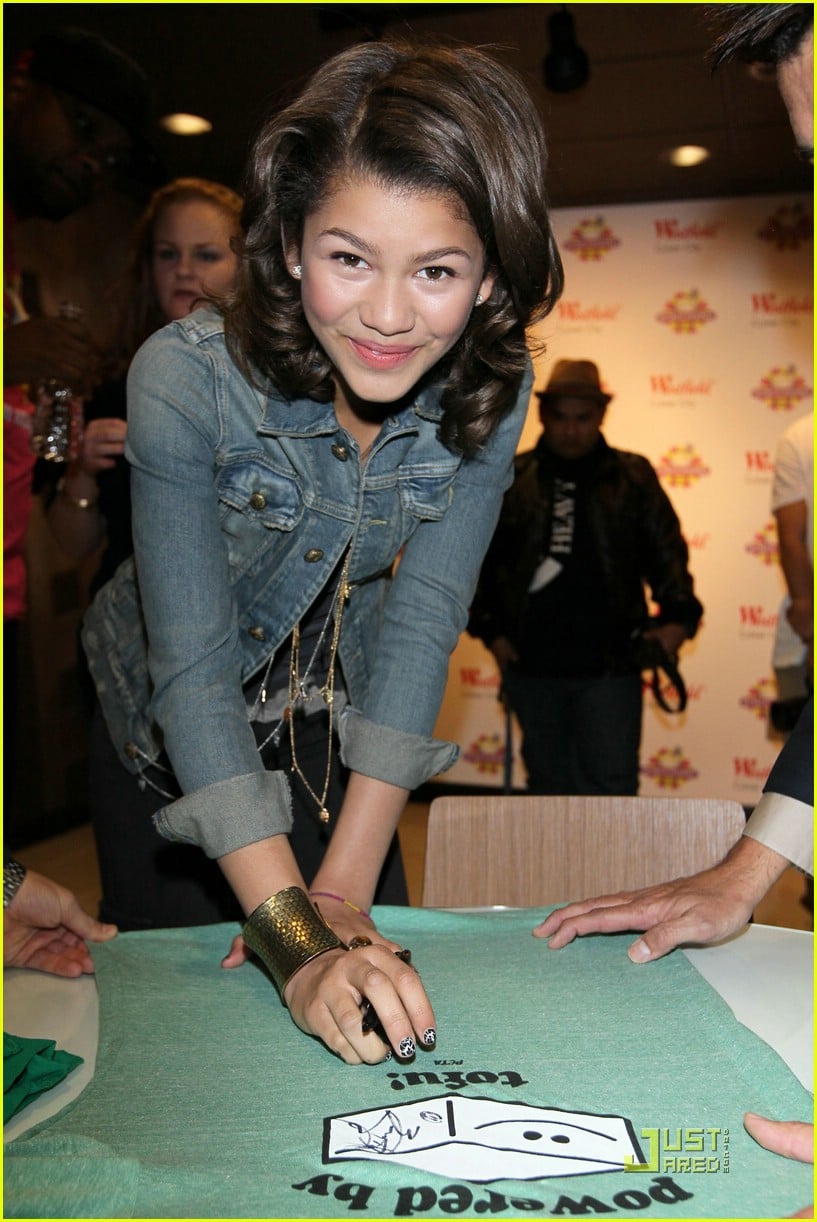 Zendaya & Bella Thorne 'Shake Up' Millions of Milkshakes | Photo 407158 ...