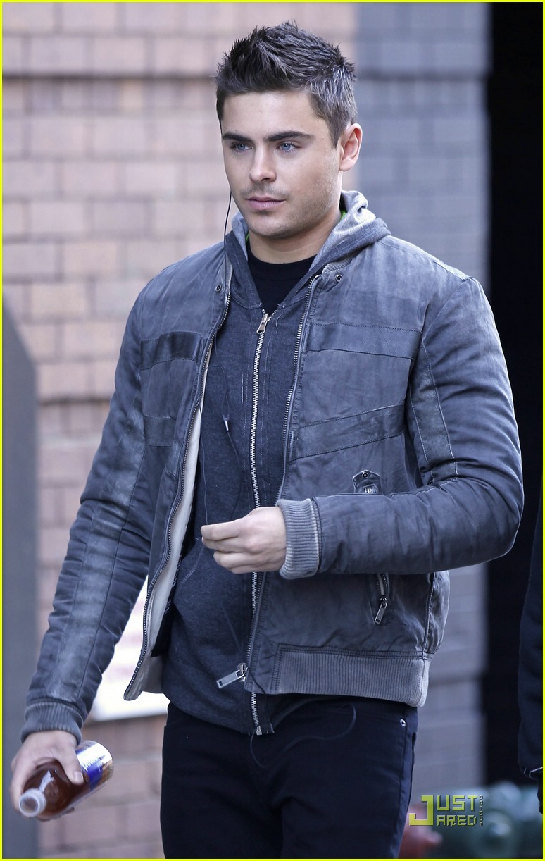 Zac Efron Takes Time For ALL of His Fans | Photo 407299 - Photo Gallery ...