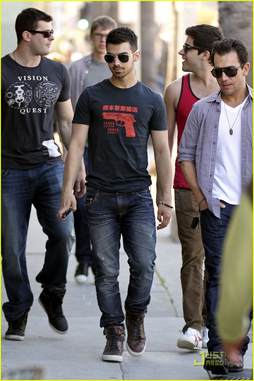 Joe Jonas: Ping Pong with Pals! | Photo 407975 - Photo Gallery | Just ...