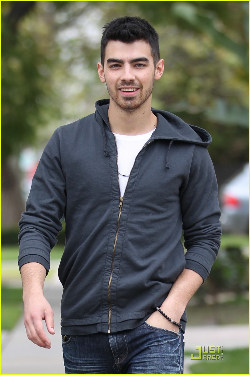 Joe Jonas: Winston Goes To The Doctor | Photo 407448 - Photo Gallery ...