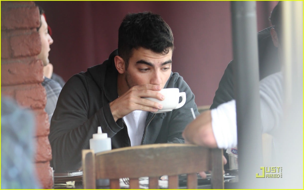Joe Jonas: Winston Goes To The Doctor | Photo 407449 - Photo Gallery ...
