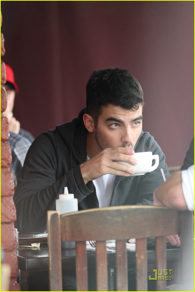 Joe Jonas: Winston Goes To The Doctor | Photo 407455 - Photo Gallery ...