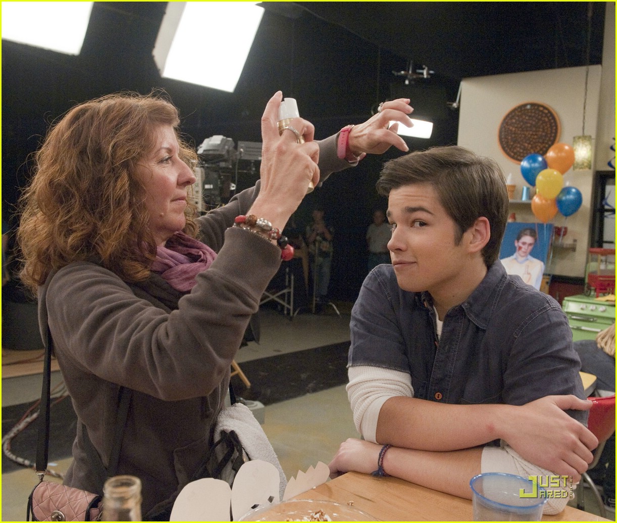 Nathan Kress Turns Into A Vampire on 'iCarly' -- Really. | Photo 409515 ...