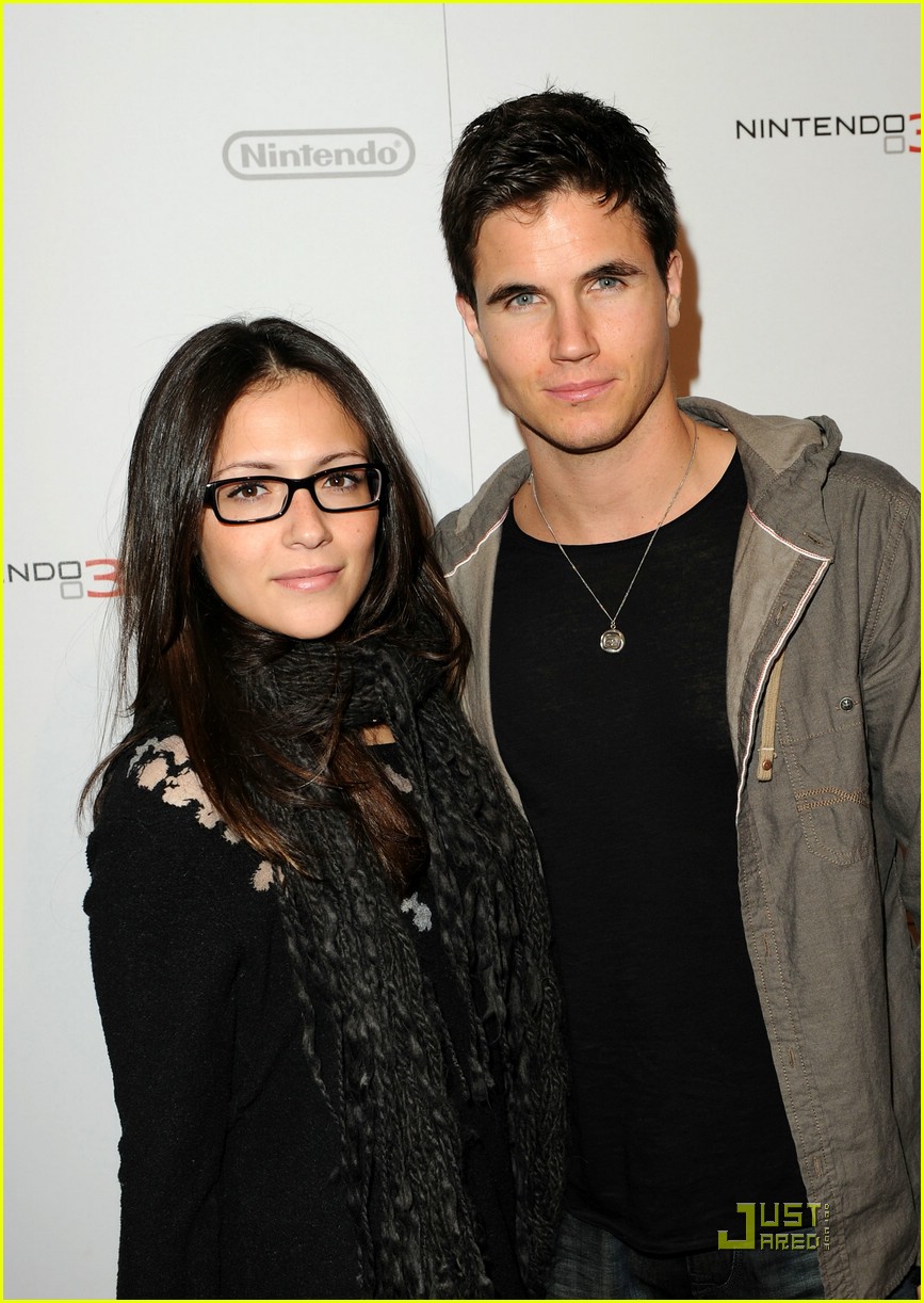 Robbie Amell: Nintendo Night with Italia Ricci! | Photo 410639 - Photo ...