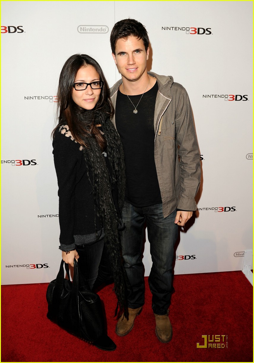 Robbie Amell: Nintendo Night with Italia Ricci! | Photo 410641 - Photo ...