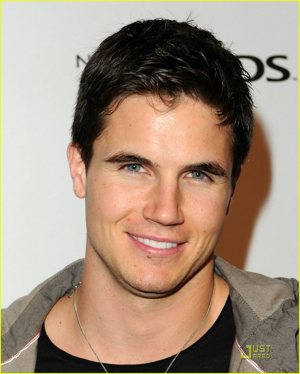 Robbie Amell: Nintendo Night with Italia Ricci! | Photo 410642 - Photo ...