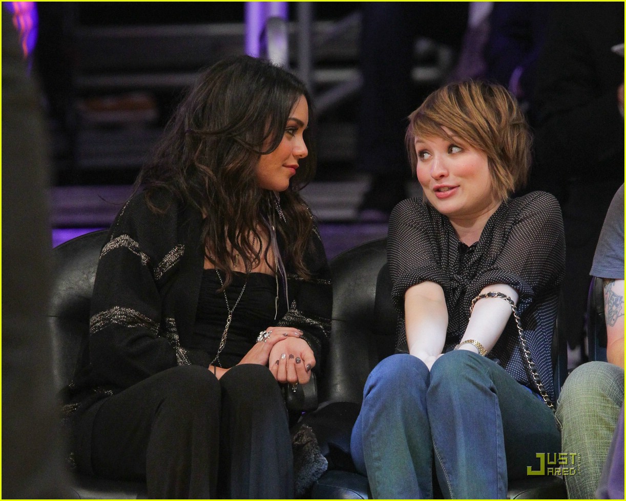 Vanessa Hudgens & Emily Browning: Lakers Ladies | Photo 409144 - Photo ...