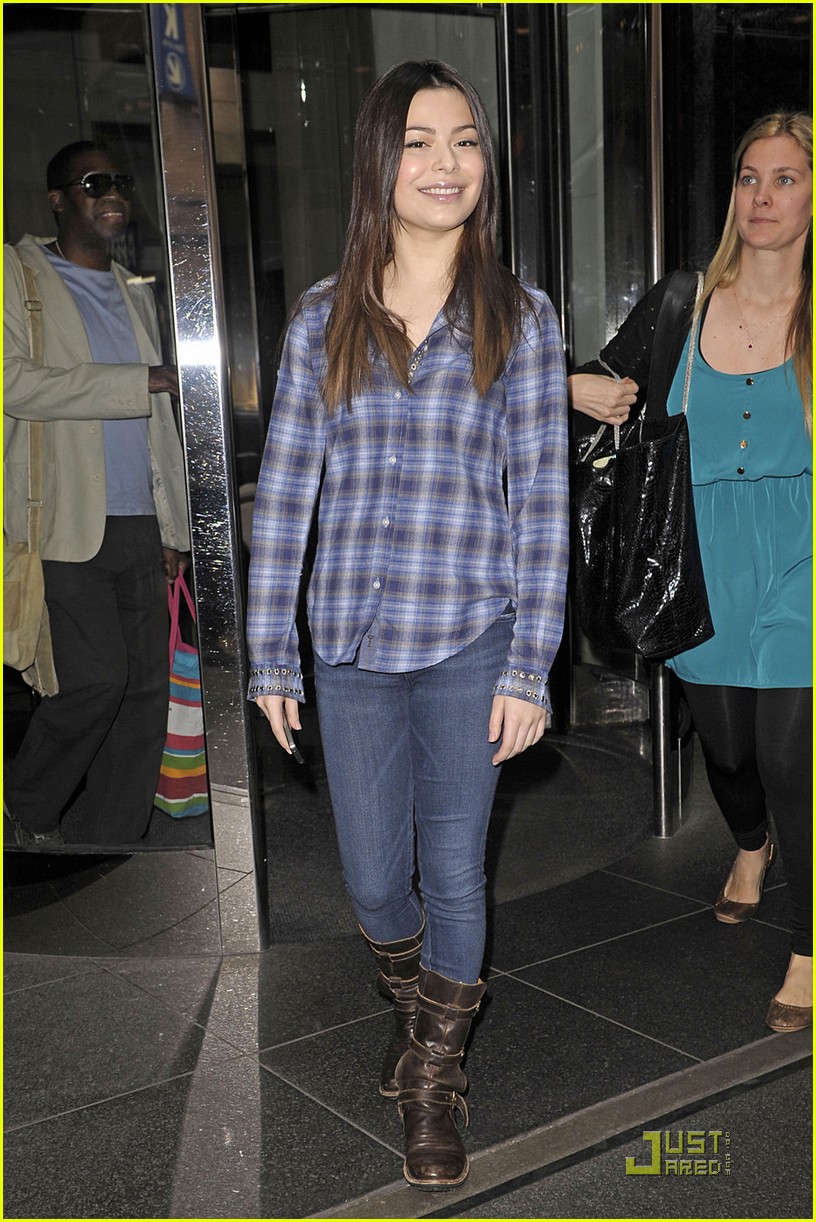 Full Sized Photo of miranda cosgrove nyc fallon03 | Miranda Cosgrove ...