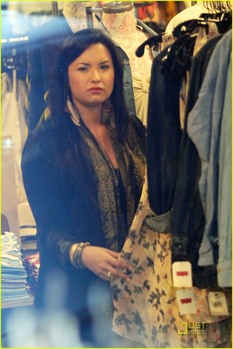 Demi Lovato: Urban Outfitters Shopper | Photo 414232 - Photo Gallery ...