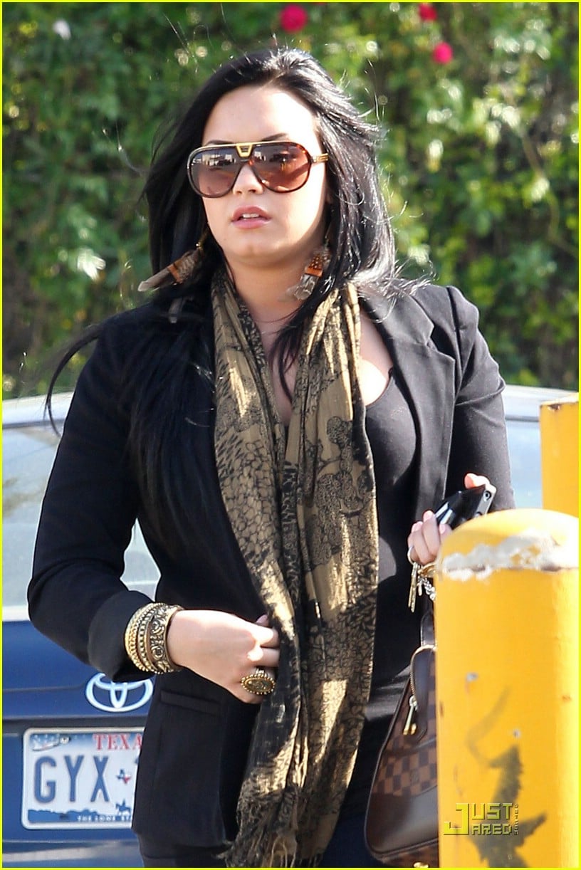 Demi Lovato: Urban Outfitters Shopper | Photo 414234 - Photo Gallery ...