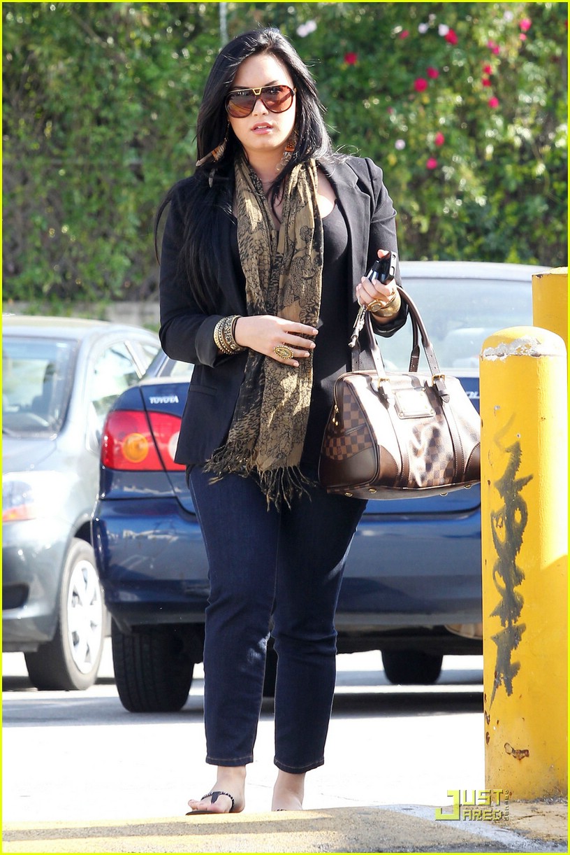 Demi Lovato: Urban Outfitters Shopper | Photo 414236 - Photo Gallery ...