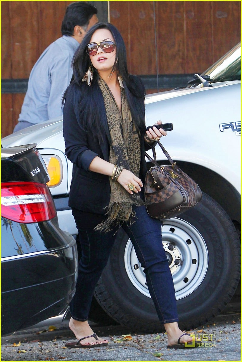 Demi Lovato: Urban Outfitters Shopper | Photo 414237 - Photo Gallery ...