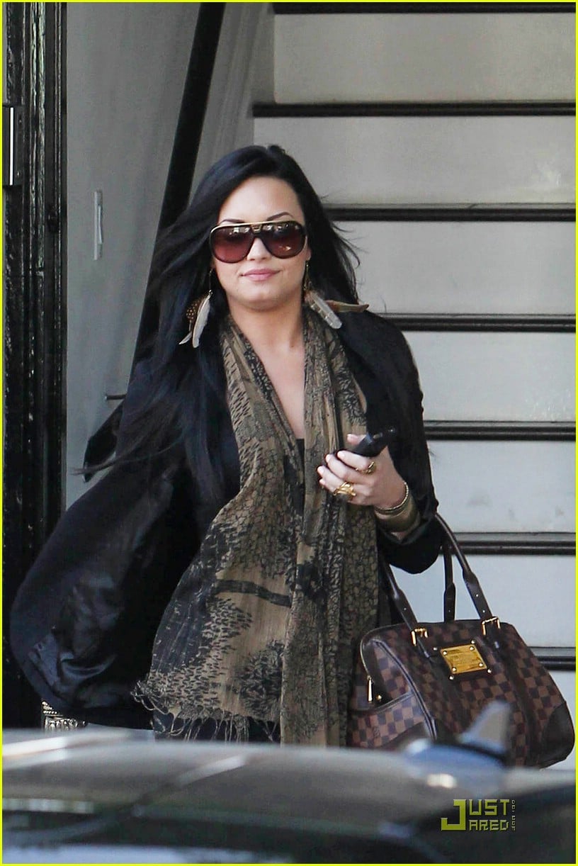 Demi Lovato: Urban Outfitters Shopper | Photo 414239 - Photo Gallery ...