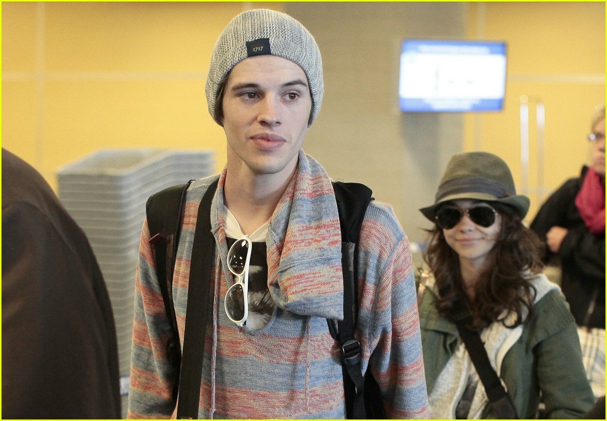 Full Sized Photo of sarah hyland hug matt prokop 02 | Sarah Hyland ...