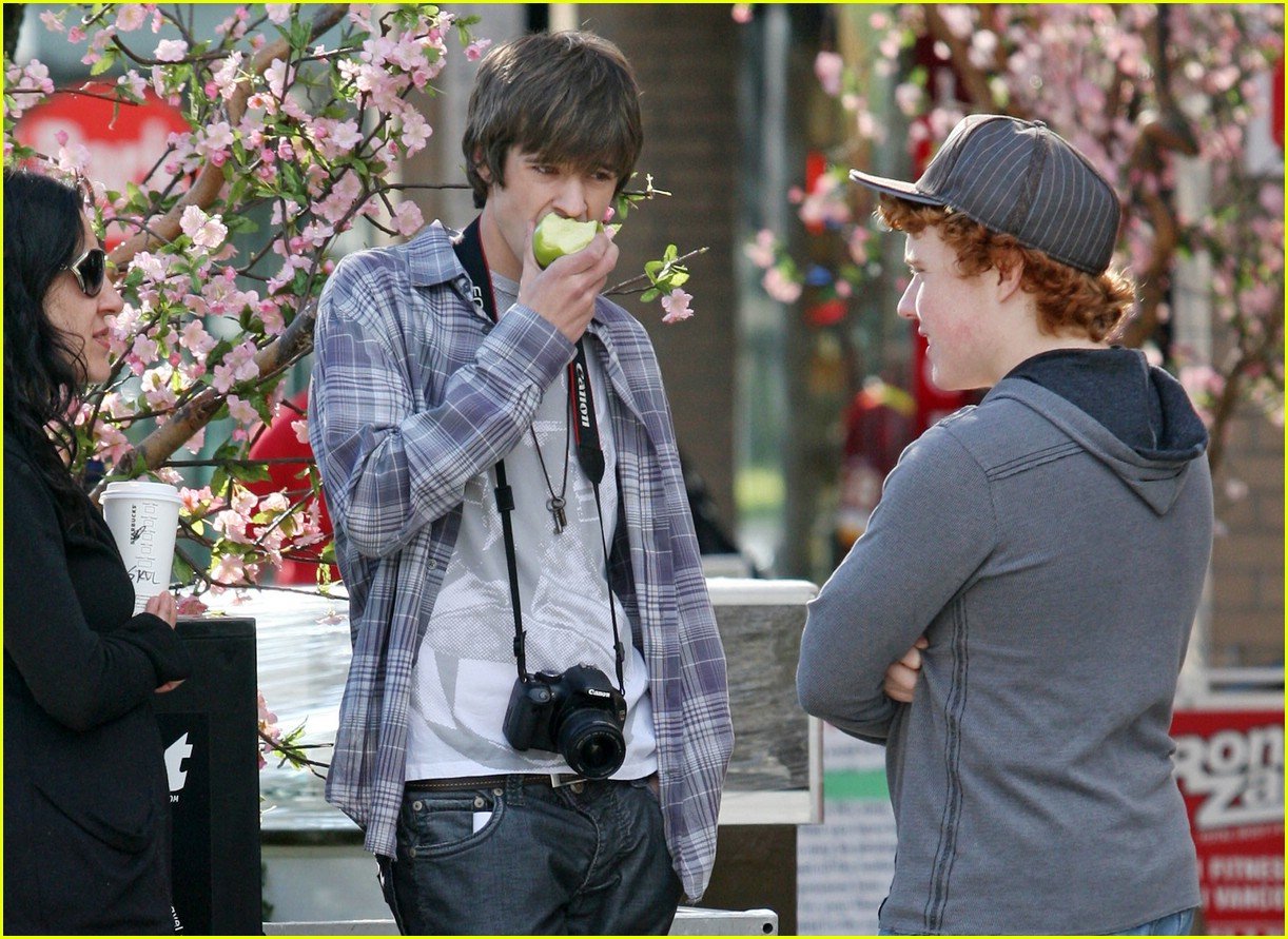 Sarah Hyland & Matt Prokop: 'Geek Charming' Hugs! | Photo 414115 ...