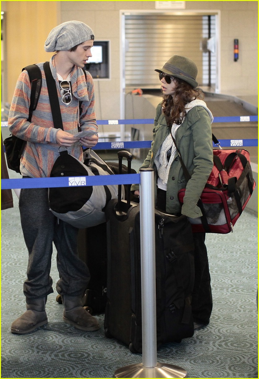 Full Sized Photo of sarah hyland hug matt prokop 10 | Sarah Hyland ...