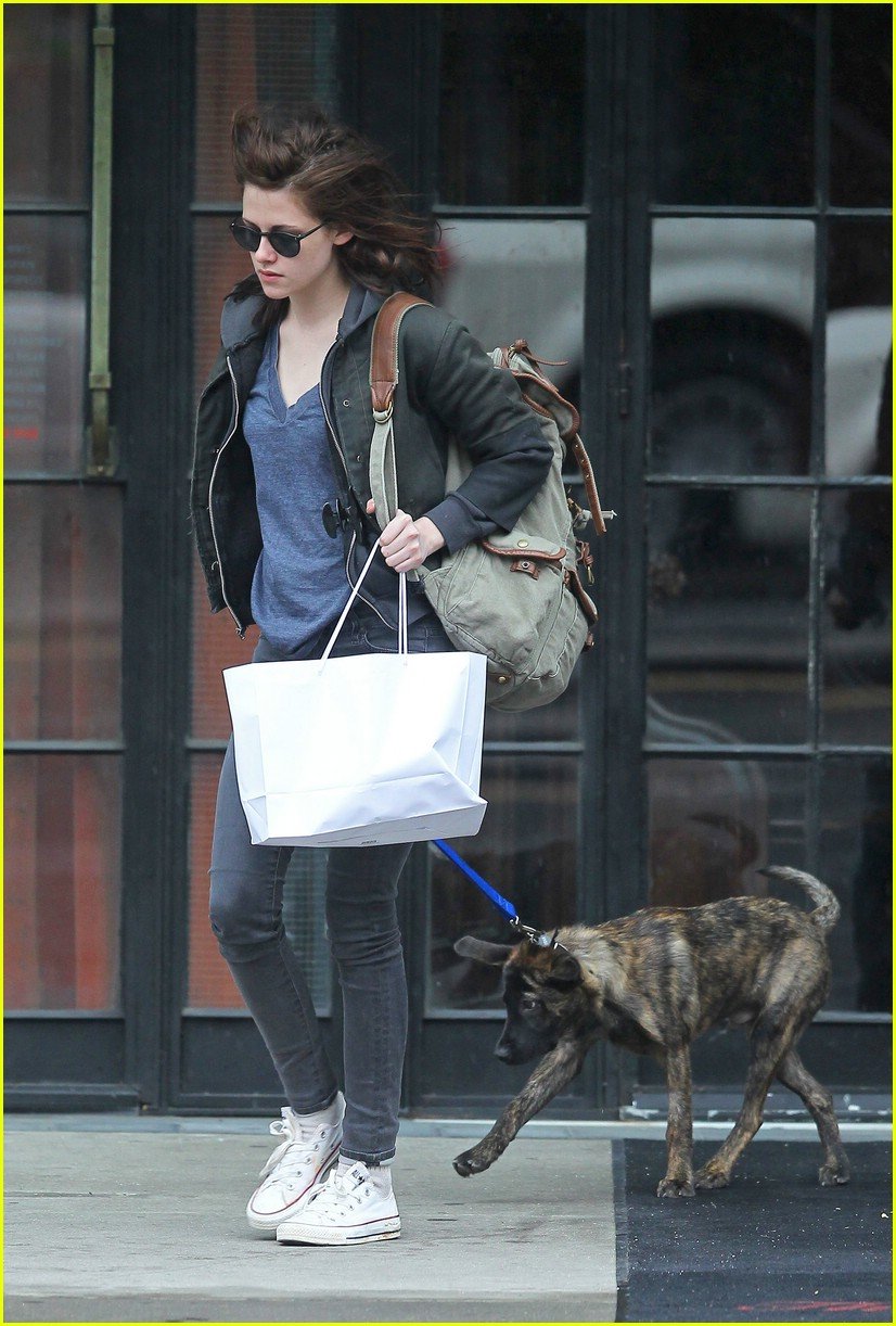 Kristen Stewart: East Village Walk with Dog | Photo 415683 - Photo ...