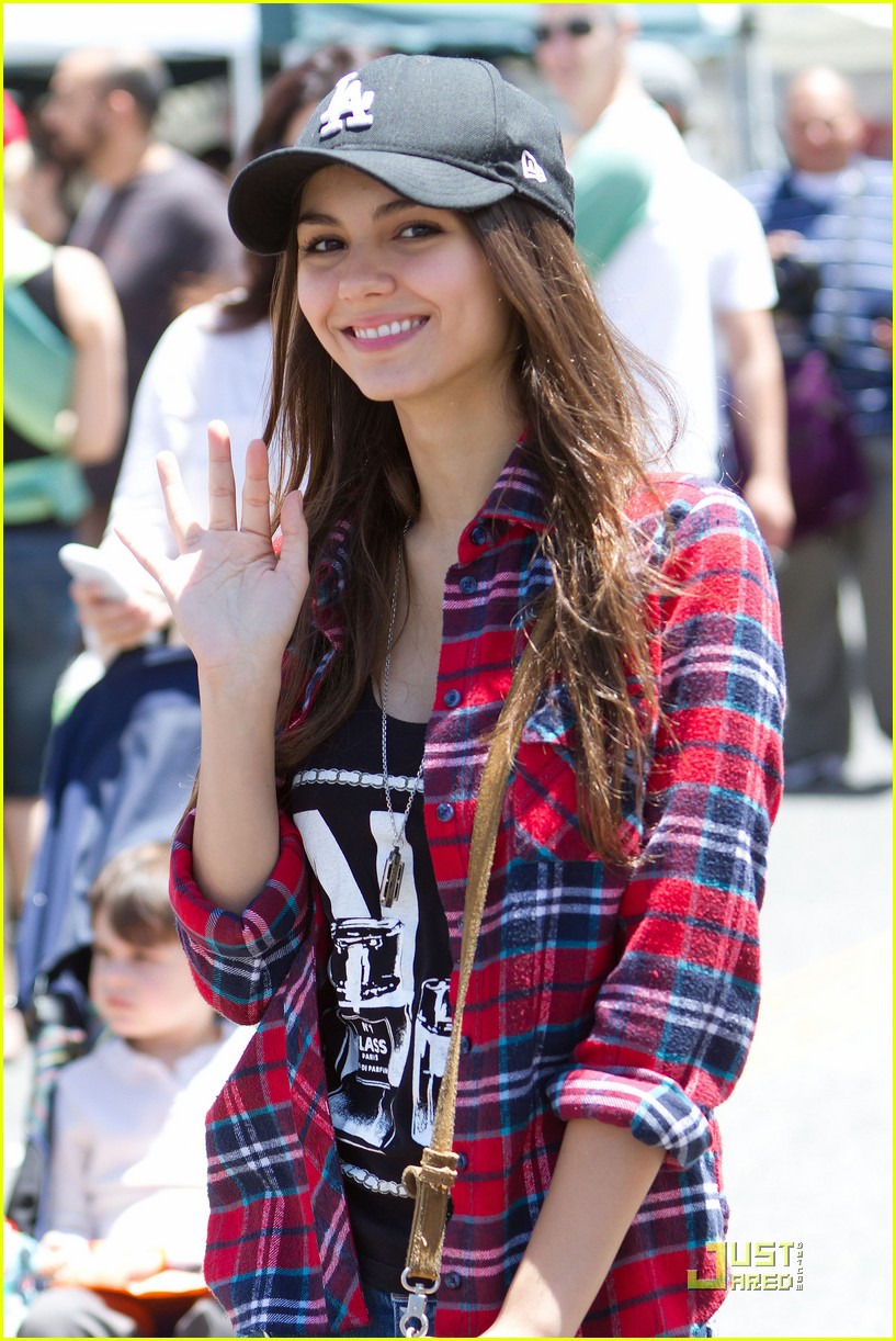 Victoria Justice Farmers Market With Ryan Rottman Photo 419476
