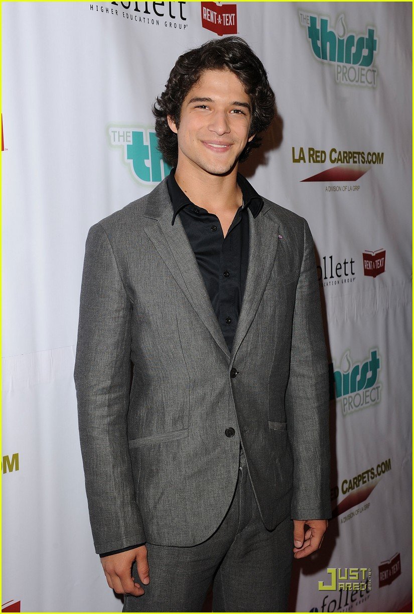 Crystal Reed & Tyler Posey Get Thirsty | Photo 424105 - Photo Gallery ...