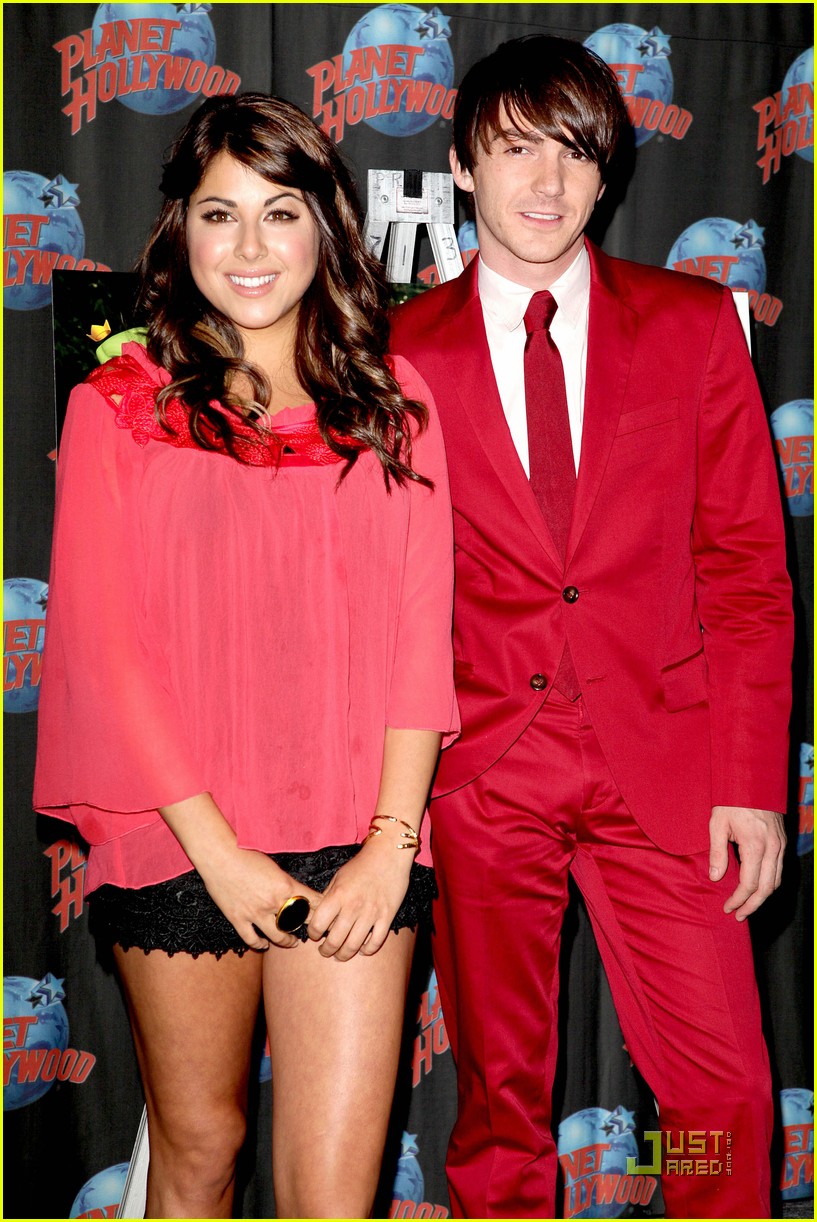 Daniella Monet & Drake Bell Make Planet Hollywood See Red | Photo ...