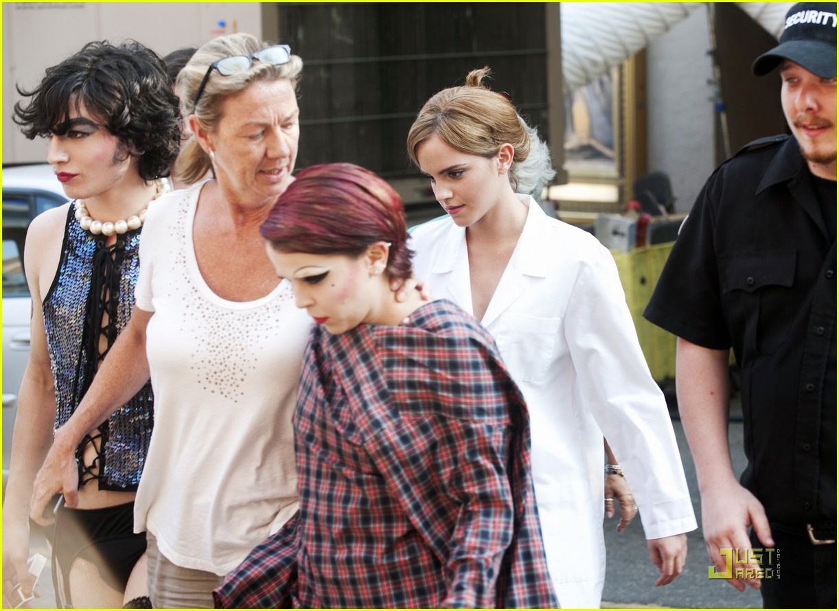 Emma Watson & Mae Whitman: 'The Perks' of Pittsburgh | Photo 419649 ...