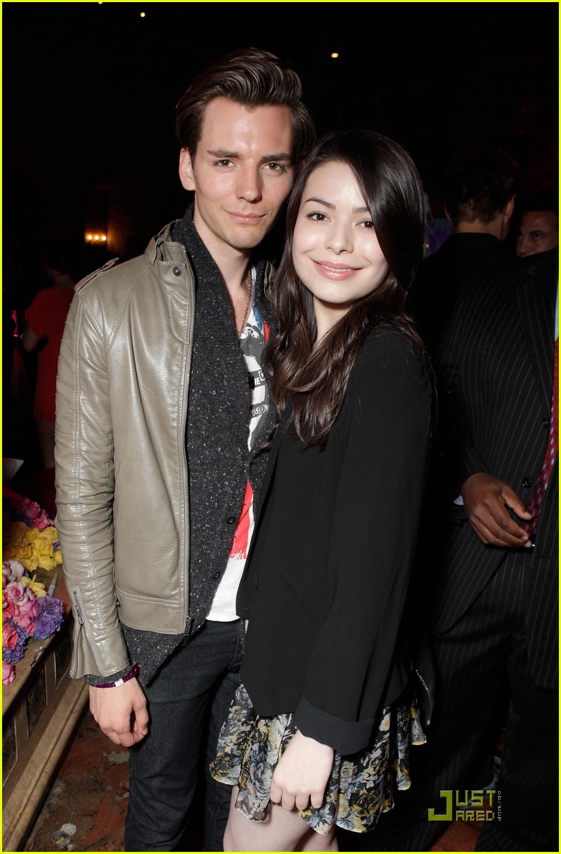 Miranda Cosgrove Takes VEVO to Amoeba Music | Photo 419876 - Photo ...