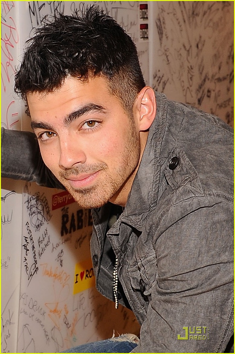 Joe Jonas Stops By Sirius | Photo 426310 - Photo Gallery | Just Jared Jr.