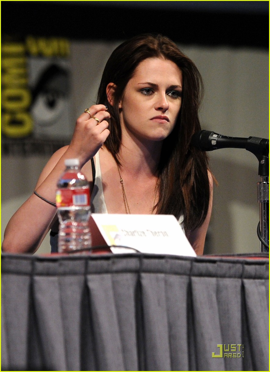 Kristen Stewart: Snow White Smiley | Photo 427794 - Photo Gallery ...