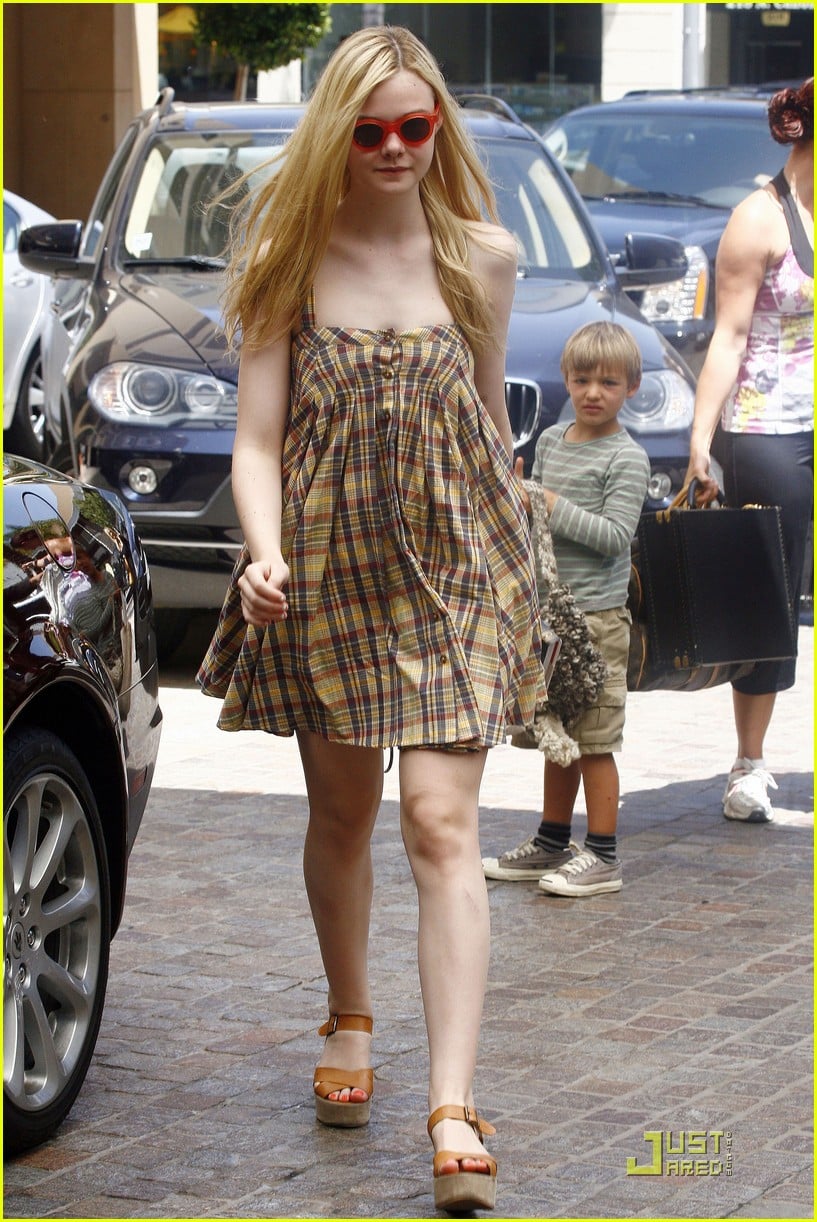 Elle Fanning: Vote For The 'Twixt' Poster | Photo 429795 - Photo ...