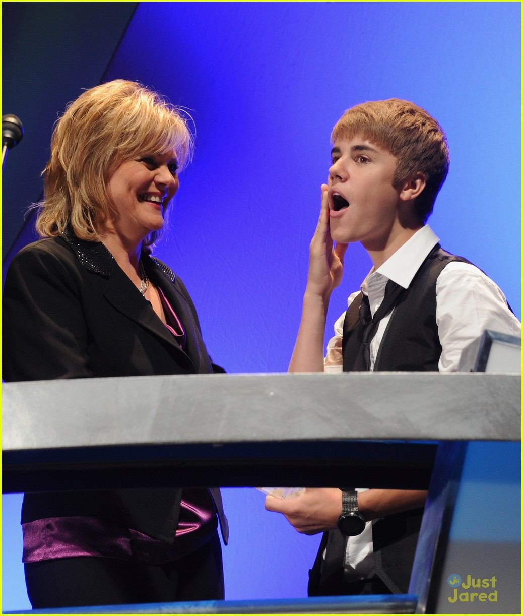Justin Bieber: Christmas Album Collaboration With Usher! | Photo 439779 ...