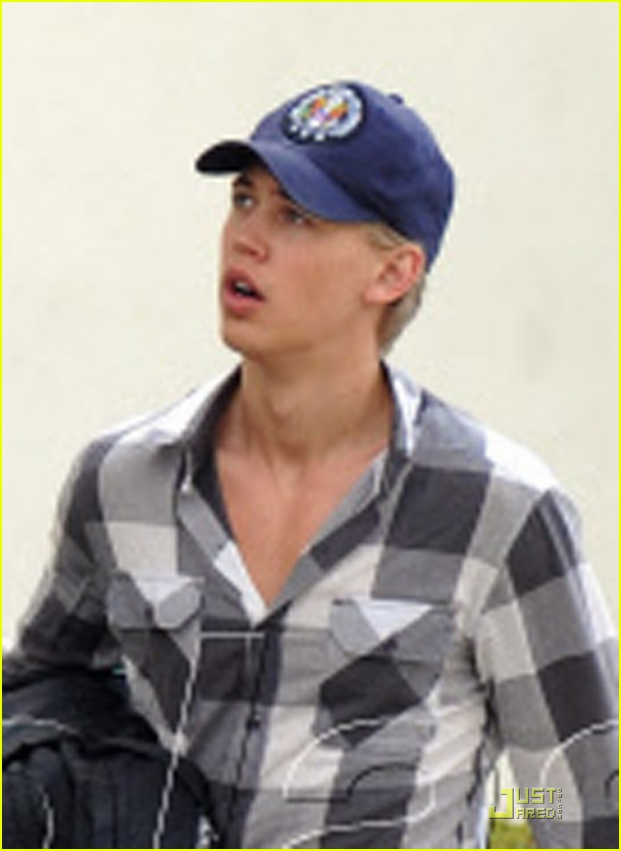 Austin Butler: Monday Morning Homecoming | Photo 439023 - Photo Gallery ...