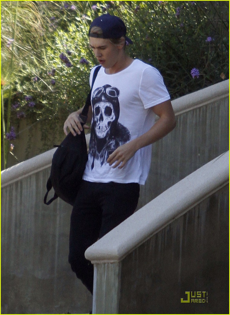 Austin Butler: Vanessa Hudgens House Visit! | Photo 437476 - Photo ...