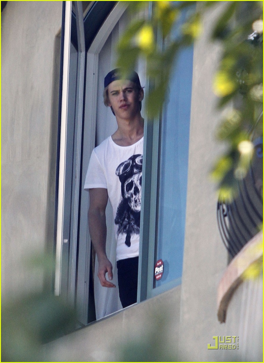 Austin Butler: Vanessa Hudgens House Visit! | Photo 437477 - Photo ...