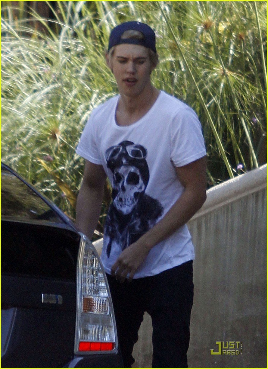 Austin Butler: Vanessa Hudgens House Visit! | Photo 437478 - Photo ...