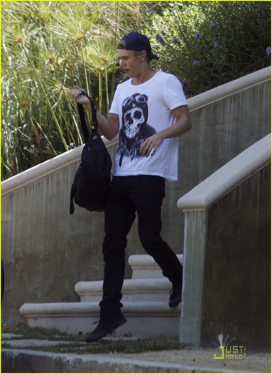 Austin Butler: Vanessa Hudgens House Visit! | Photo 437480 - Photo ...